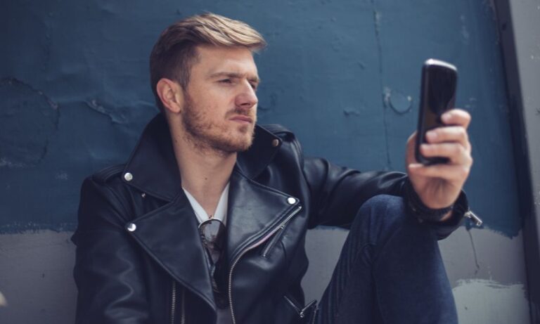 What Does BWT Mean In Texting? (Answered!) - Foreign Lingo